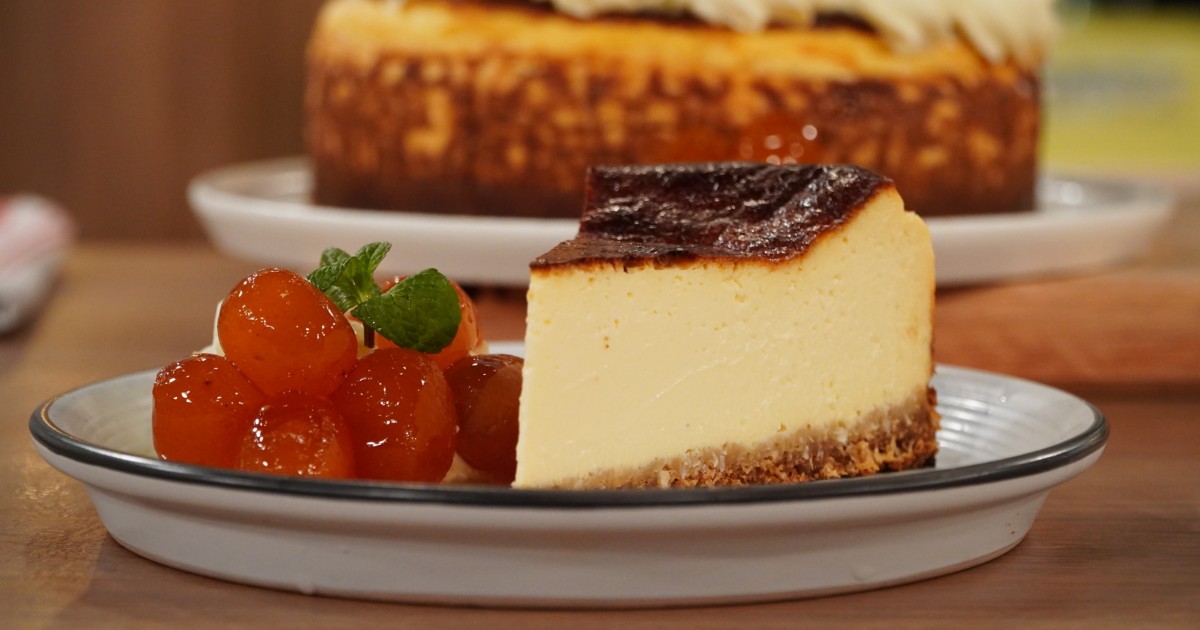 Tarta vasca de chocolate blanco con quinotos en almíbar | Canal 9